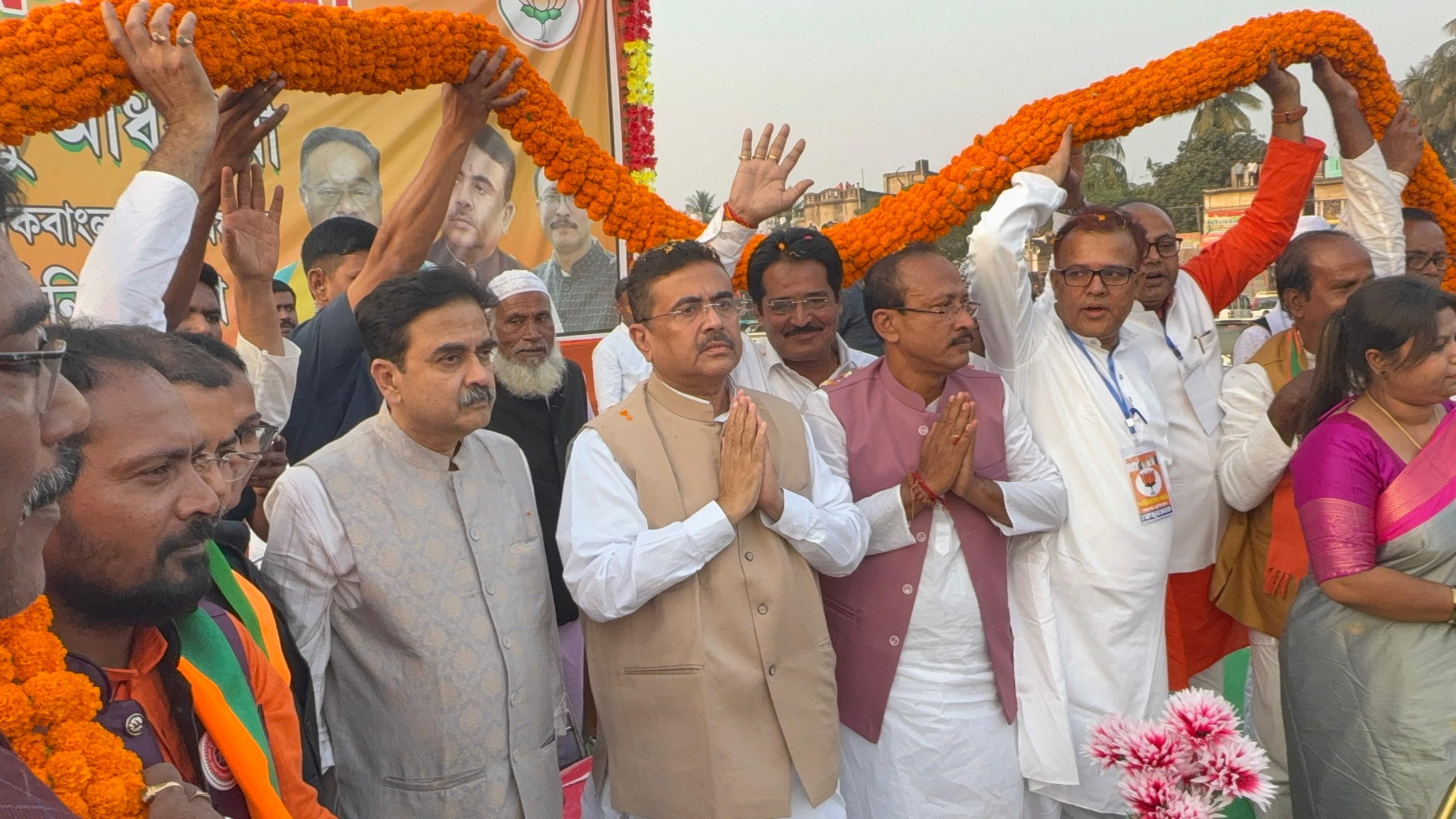 Suvendu attacks TMC SIR : 'ছেলের থেকে ১১ বছরের ছোট মা, আর কত রঙ্গ দেখবে বঙ্গ' বনগাঁর ভোটার ...